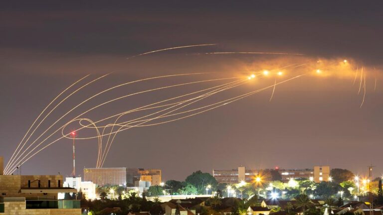How does the iron dome system protect Israel from Missiles Rocket ...